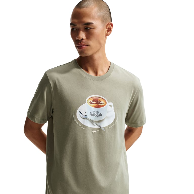 Nike Sportswear Standard Cafe Swoosh Mug T-Shirt - Street Gym